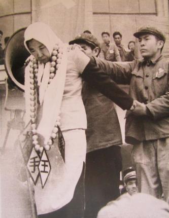 Life and Death in Shanghai by Nien Cheng — Reviews, Discussion ...